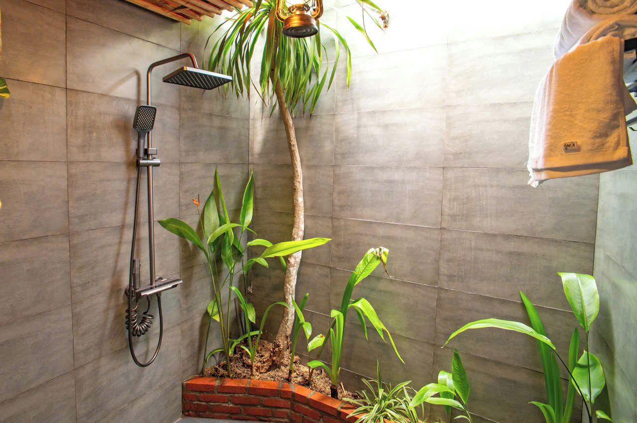 Suite Familiar, vista para o jardim | Casa de banho | Um polibã, artigos de higiene pessoal grátis, um secador de cabelo 