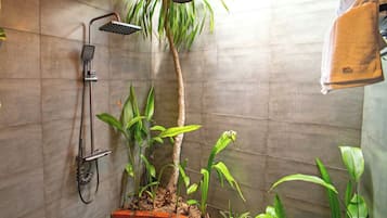 Suite Familiar, vista para o jardim | Casa de banho | Um polibã, artigos de higiene pessoal grátis, um secador de cabelo