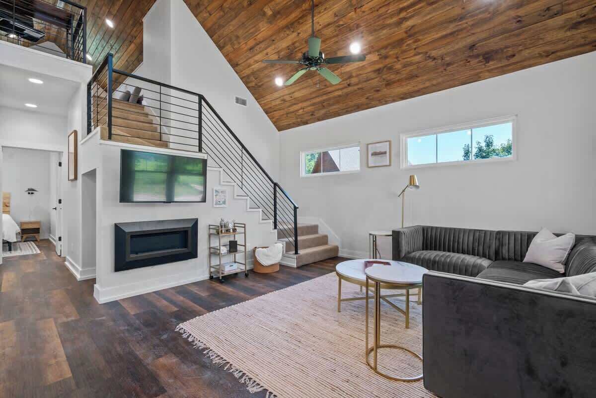 Scenic Hot Springs Cabin - Lake Hamilton, AR