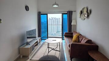 Apartamento standard, sacada, vista para a cidade | Área de estar | TV LED 50 polegadas com canais digitais