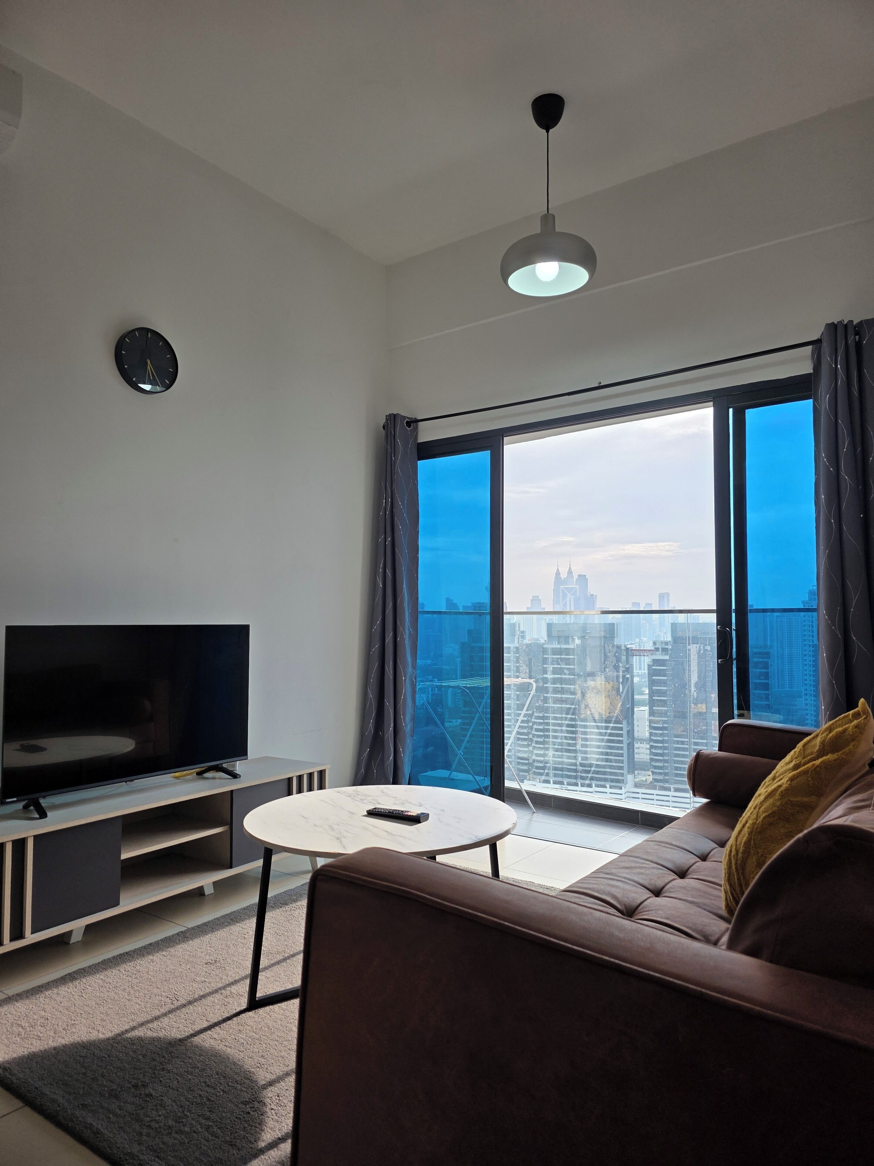 Apartamento standard, sacada, vista para a cidade | Área de estar | TV LED 50 polegadas com canais digitais