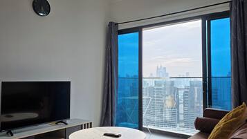 Apartamento standard, sacada, vista para a cidade | Área de estar | TV LED 50 polegadas com canais digitais