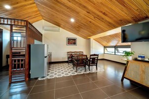 Quarto família, vista para o rio (with) | Opções para refeição no quarto