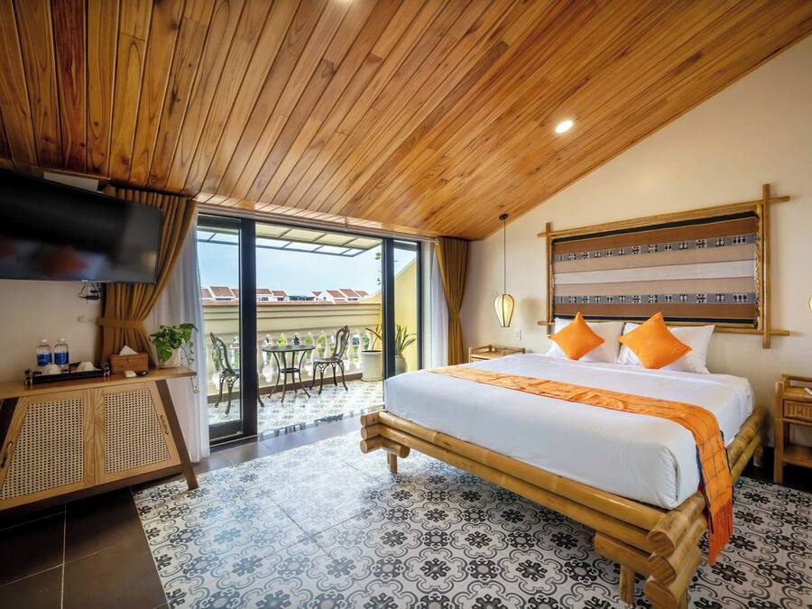 Quarto família, vista para o rio (with) | Frigobar, escrivaninha, espaço de trabalho para notebook