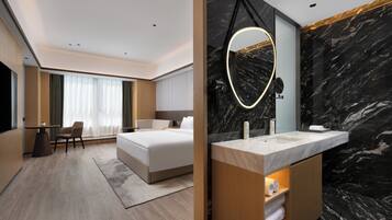 Quarto Duplo Superior, Vista para a cidade | Casa de banho | Um polibã, toalhas fornecidas, champô, papel higiénico