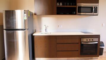 Apartamento Deluxe, varanda, vista para o jardim | Cozinha privada