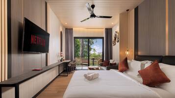 Suite Deluxe, varanda, vista para o jardim | Roupa de alta qualidade, camas de colchão pillowtop, minibar