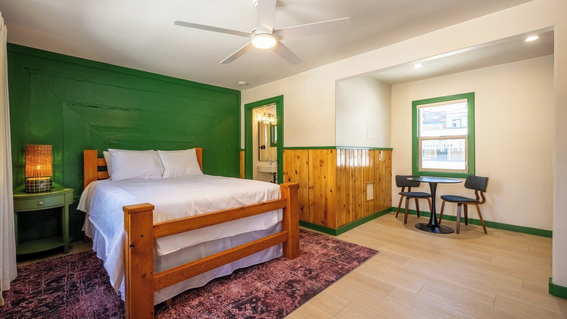 Cabana conforto, chuveiro com barras de apoio | Roupas de cama de algodão egípcio, roupas de cama premium, frigobar