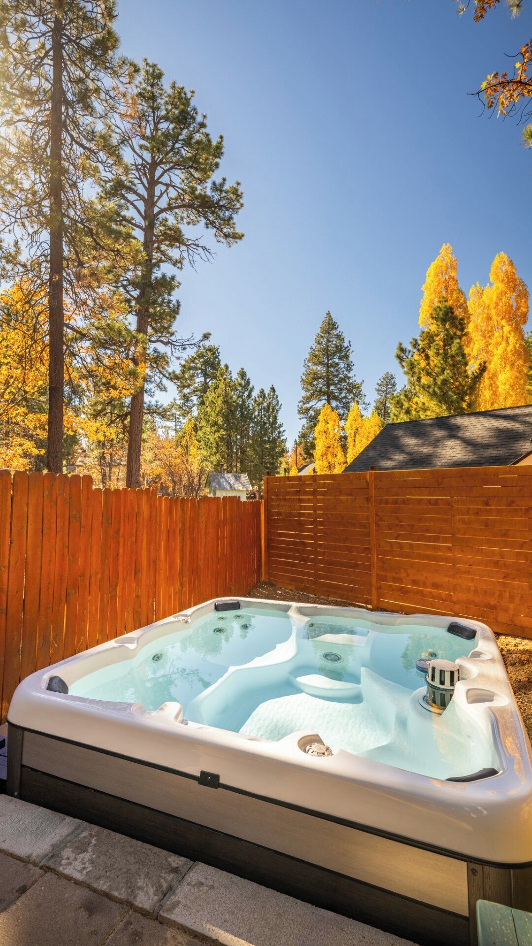 Cabana luxo, banheira de imersão | Roupas de cama de algodão egípcio, roupas de cama premium, frigobar