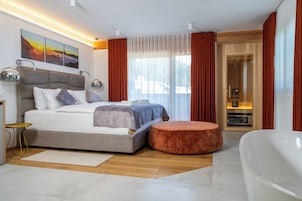 Quarto Duplo Deluxe, varanda, vista para a montanha | Cofre com capacidade para portátil, cortinas/cortinados opacos 