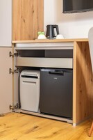 Quarto Duplo Comfort, varanda, vista para a montanha | Cofre com capacidade para portátil, cortinas/cortinados opacos 