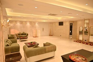 Área de estar no saguão