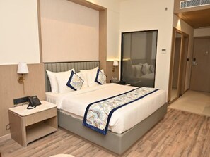 Quarto casal luxo, vista para a cidade | Escrivaninha, ferros/tábuas de passar roupa, Wi-Fi de cortesia