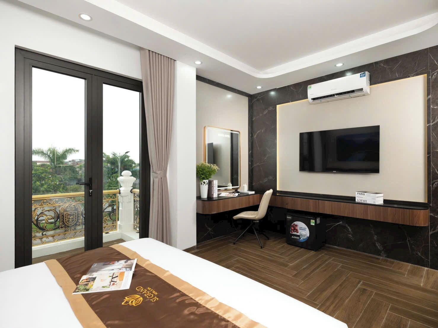 Quarto Duplo Deluxe, varanda, vista para o rio | Secretária adequada para computadores portáteis, Wi-fi grátis 