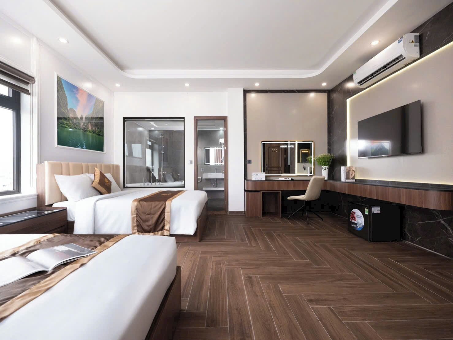 Quarto Familiar, varanda, Vista para a cidade | Secretária adequada para computadores portáteis, Wi-fi grátis 