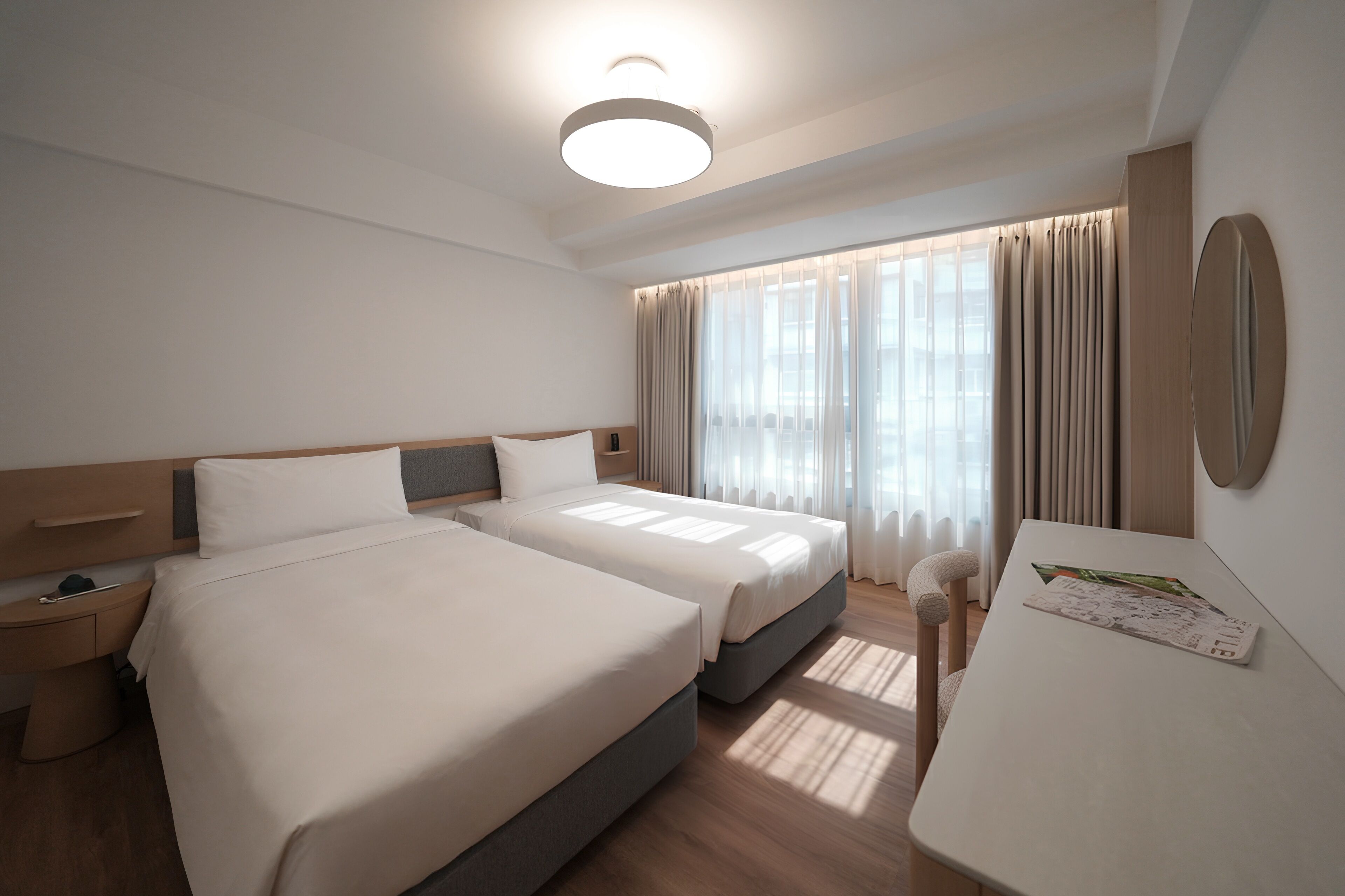 Suite, Vista para a cidade | Edredões de penas, cofre no quarto, secretária 