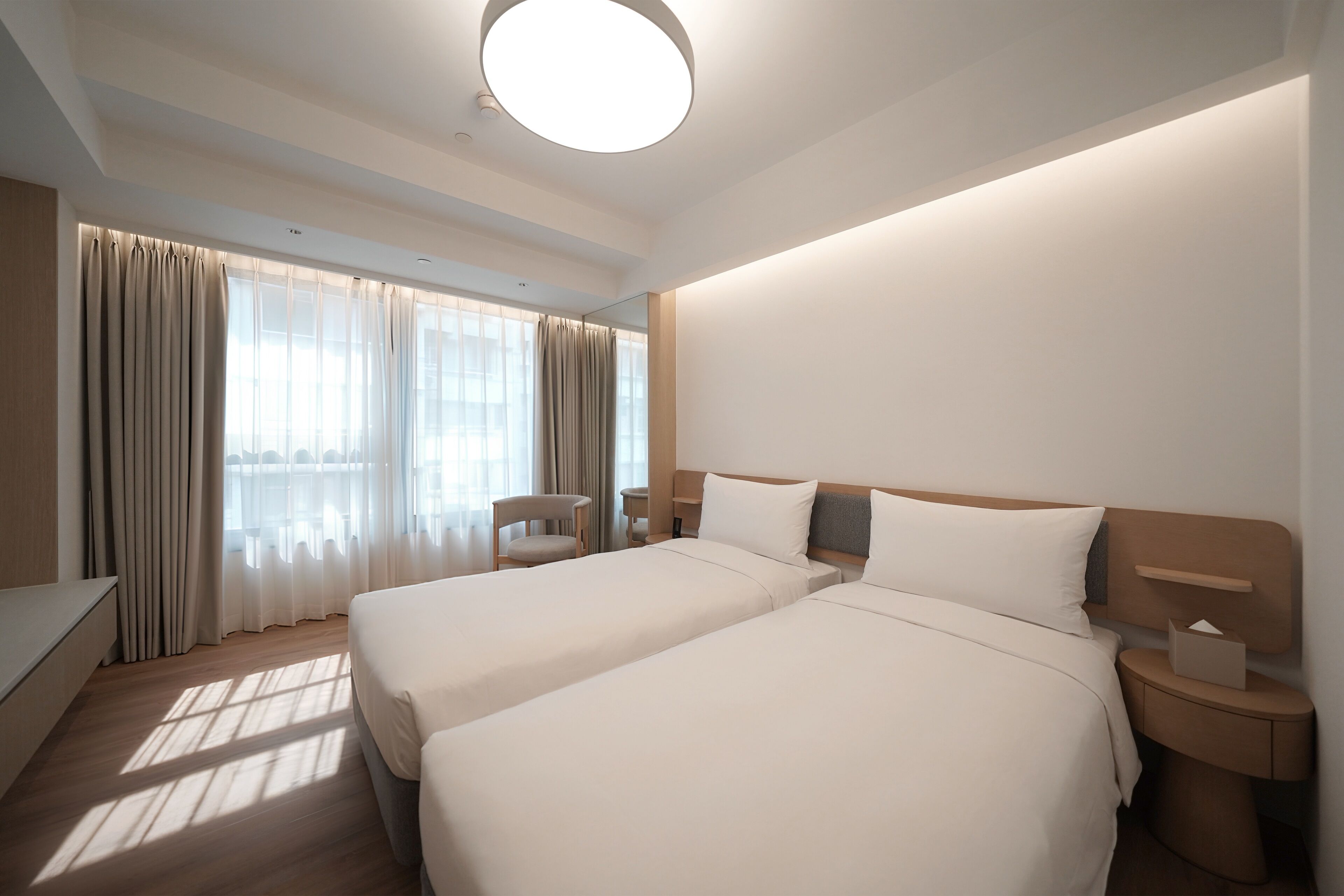 Quarto Quádruplo, Vista para a cidade | Edredões de penas, cofre no quarto, secretária 