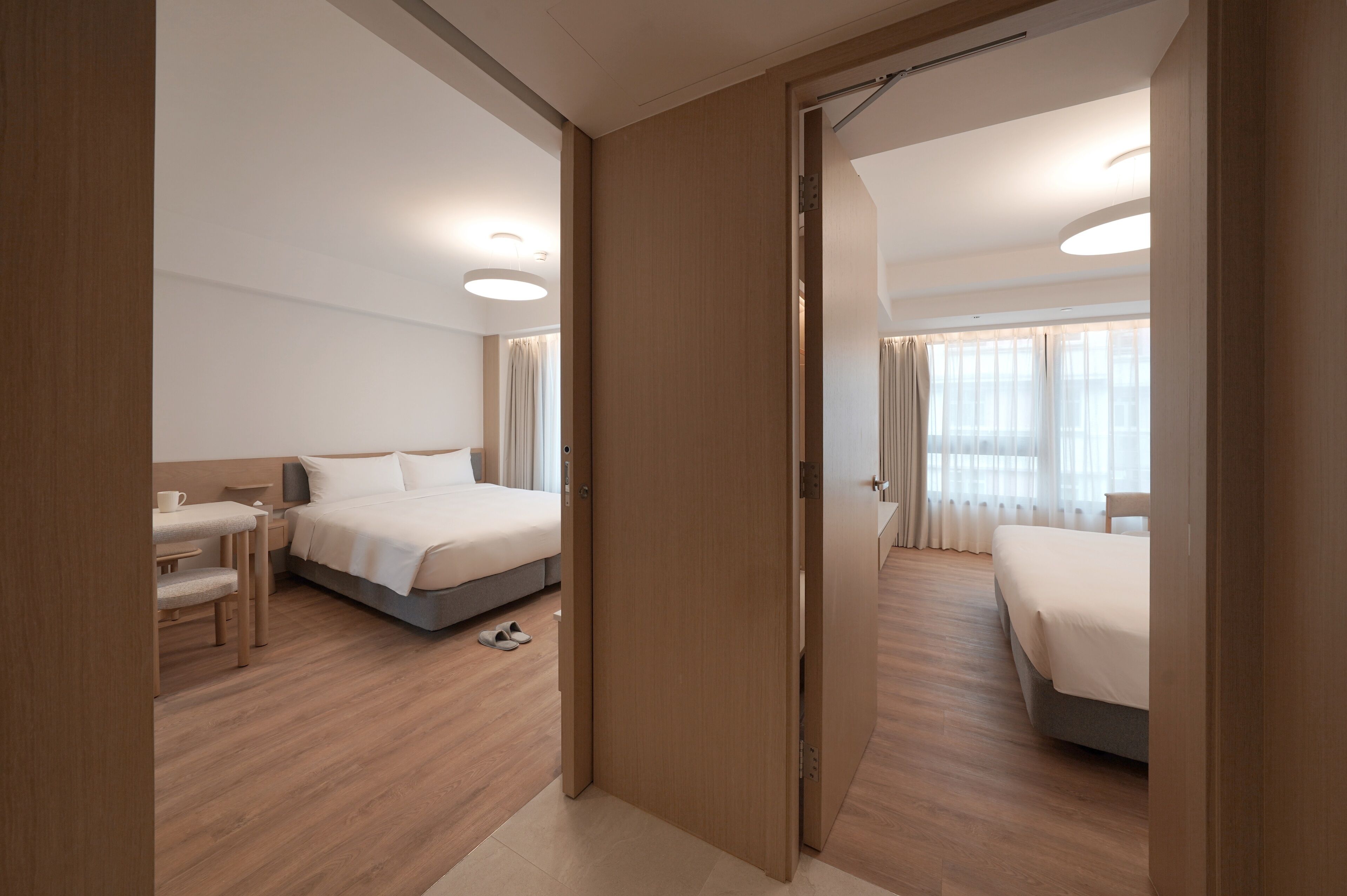 Quarto Quádruplo, Vista para a cidade | Edredões de penas, cofre no quarto, secretária 