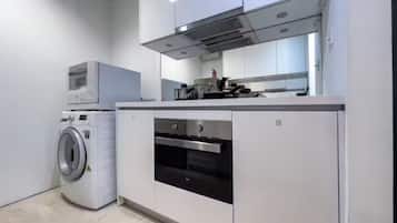 Geladeira, micro-ondas, fogão, cooktop