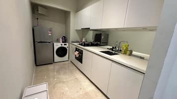 Suite-Estúdio Comfort | Cozinha privada | Um frigorífico, um micro-ondas, um forno, uma placa de cozinha