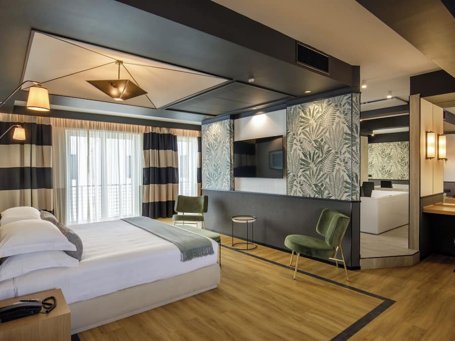 Suite Presidencial | Cofre no quarto, secretária