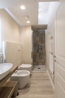 Apartamento | Casa de banho | Um secador de cabelo, toalhas fornecidas, sabão, champô 