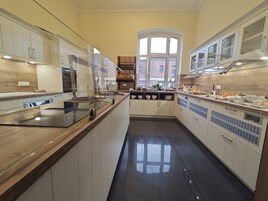 Pequeno-almoço tipo buffet diário (16 EUR por pessoa) 