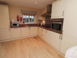 Uma máquina de lavar louça, utensílios de cozinha 