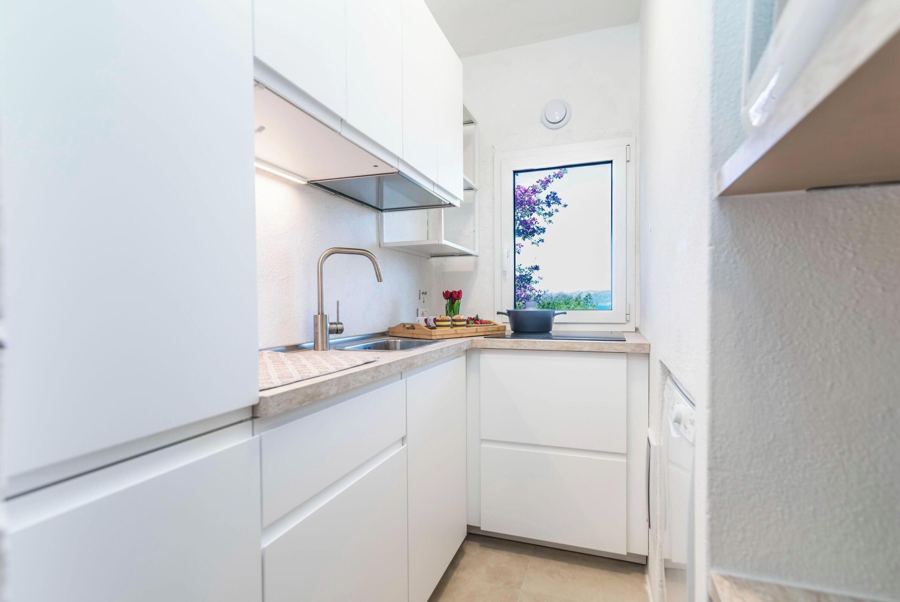 Um frigorífico, uma placa de cozinha, uma máquina de lavar louça 