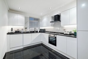 Apartamento premium, 3 quartos, ar-condicionado | Cozinha privada | Geladeira grande, micro-ondas, fogão, cooktop
