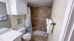 Apartamento, 2 quartos | Casa de banho | Toalhas fornecidas, champô 
