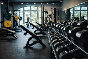 Equipamento de fitness no quarto