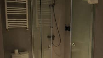 Quarto Twin Deluxe | Casa de banho | Um polibã, um secador de cabelo, chinelos, toalhas fornecidas