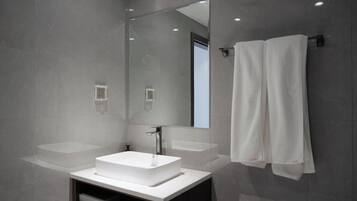 Um polibã, toalhas fornecidas, sabão, champô