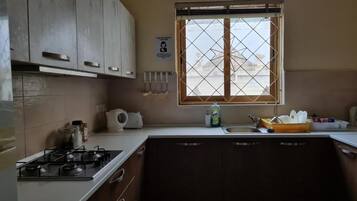 Um frigorífico/congelador grande, um micro-ondas, um forno