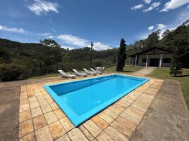 Piscina externa, espreguiçadeiras