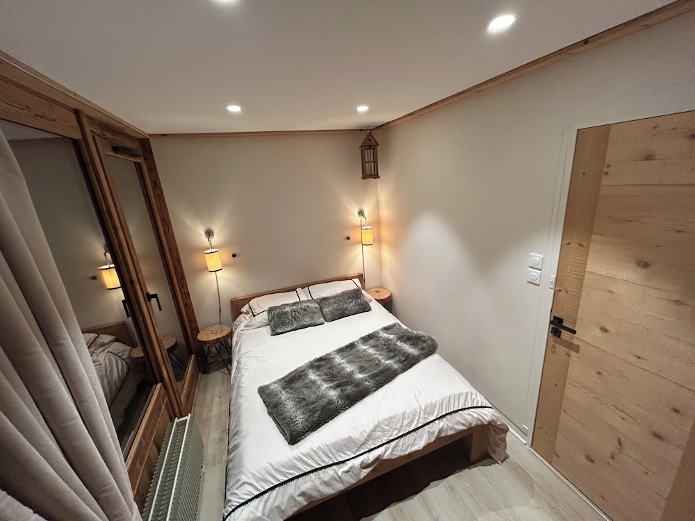 SUPERB T3. COSY. 5 PEOPLE. SKIS ON. GARAGE. COURCHEVEL 1650 ...