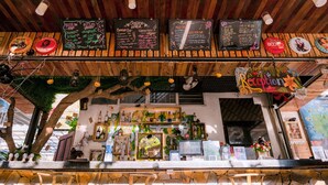 Um bar com teto de madeira e vários cardápios de bebidas.
