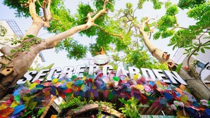 Placa para 'Secret Garden' com design colorido e folhoso.
