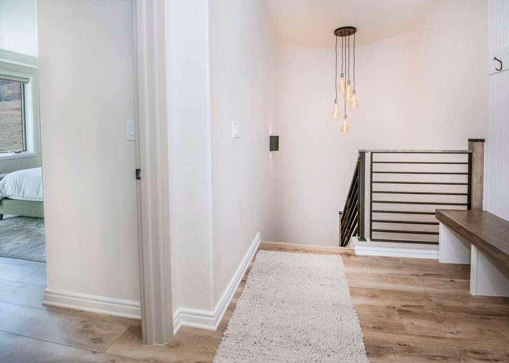 Luxurious Highlands Slopeside Condo Offering 3 Spacious Bed - Beaver ...