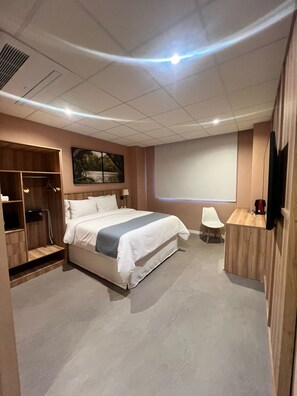 Quarto Superior, 1 cama queen-size, acessível, não fumadores | Cofre com capacidade para portátil, quartos insonorizados, Wi-fi grátis