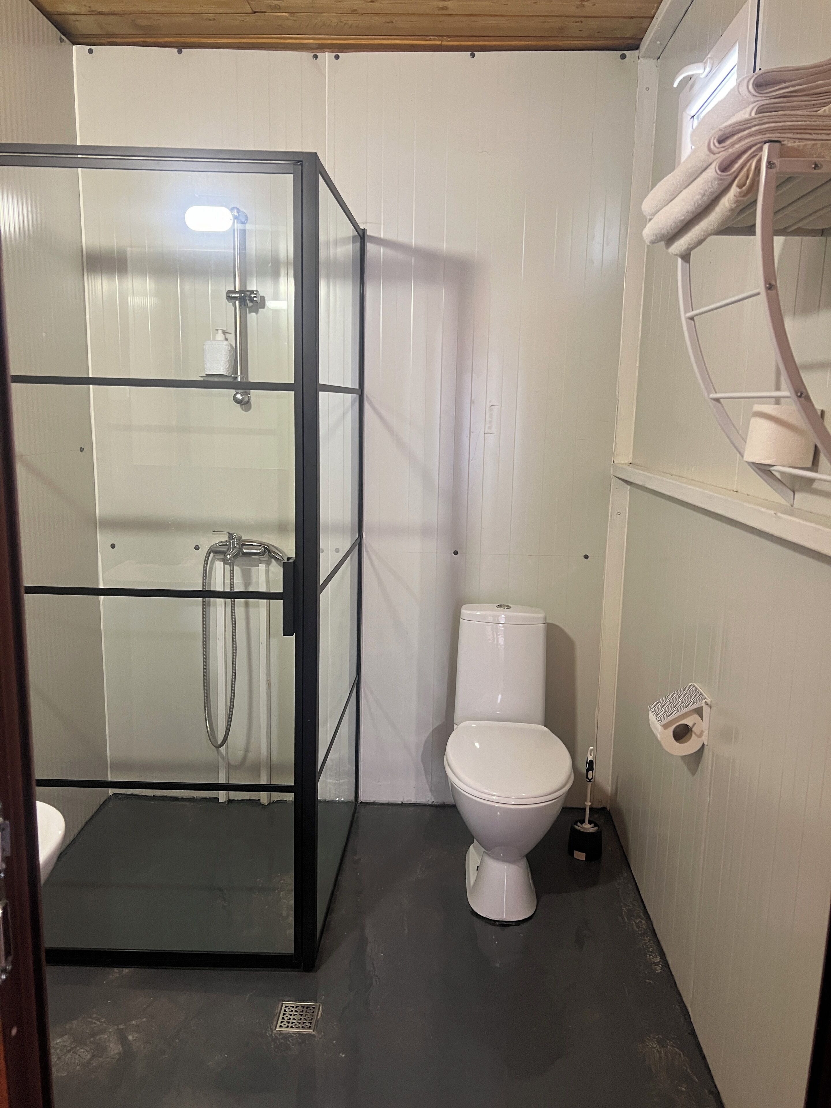 Chinelos, toalhas fornecidas, sabão, champô 