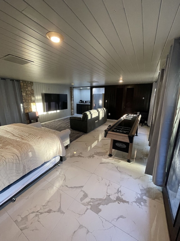 Stylish Retreat/86`tv/king Bed/spa Shower/shuffleboard/near The Lake - Lakeshore, FL