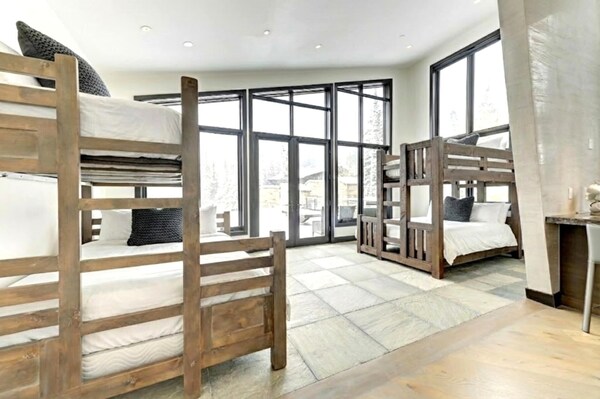 Kbm Resorts Walk To Slopes, Sports Court, Private Home Theater, Sleeps 17, Outdoor Hot Tub Pco-184m - Utah