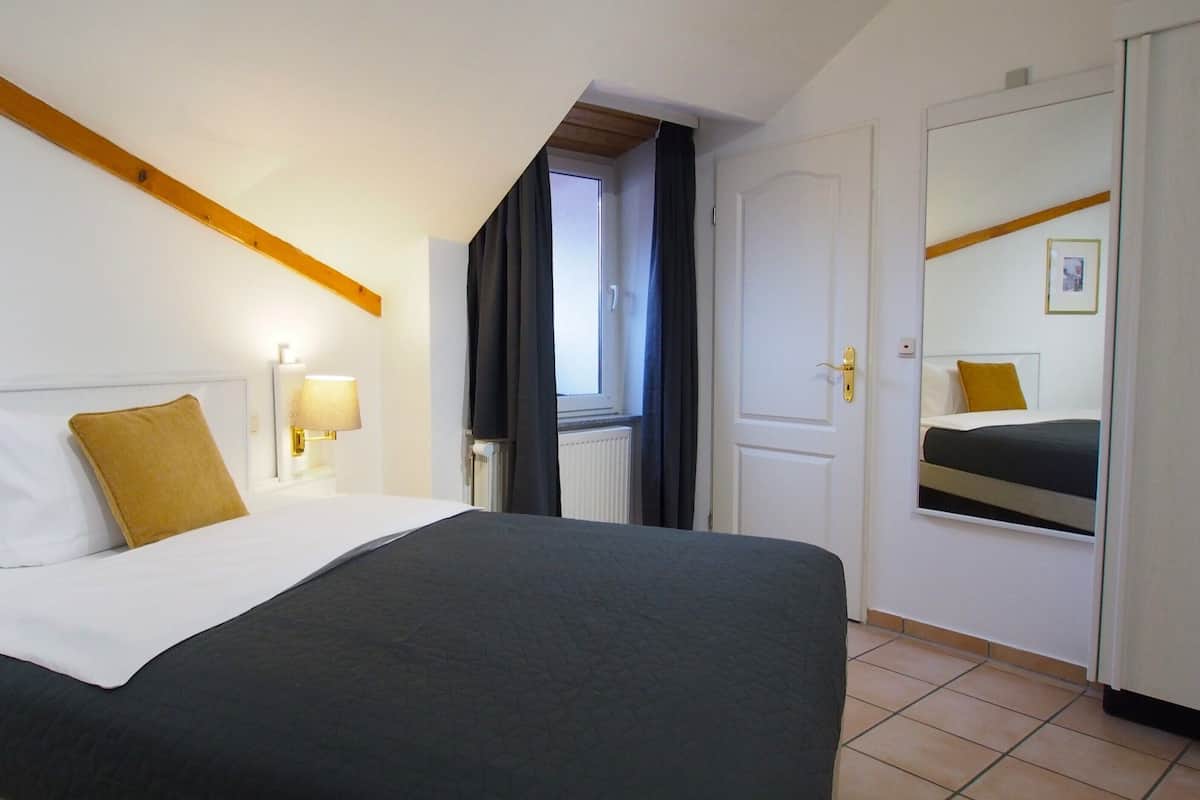 Quarto solteiro clássico | Roupas de cama premium, escrivaninha, espaço de trabalho para notebook