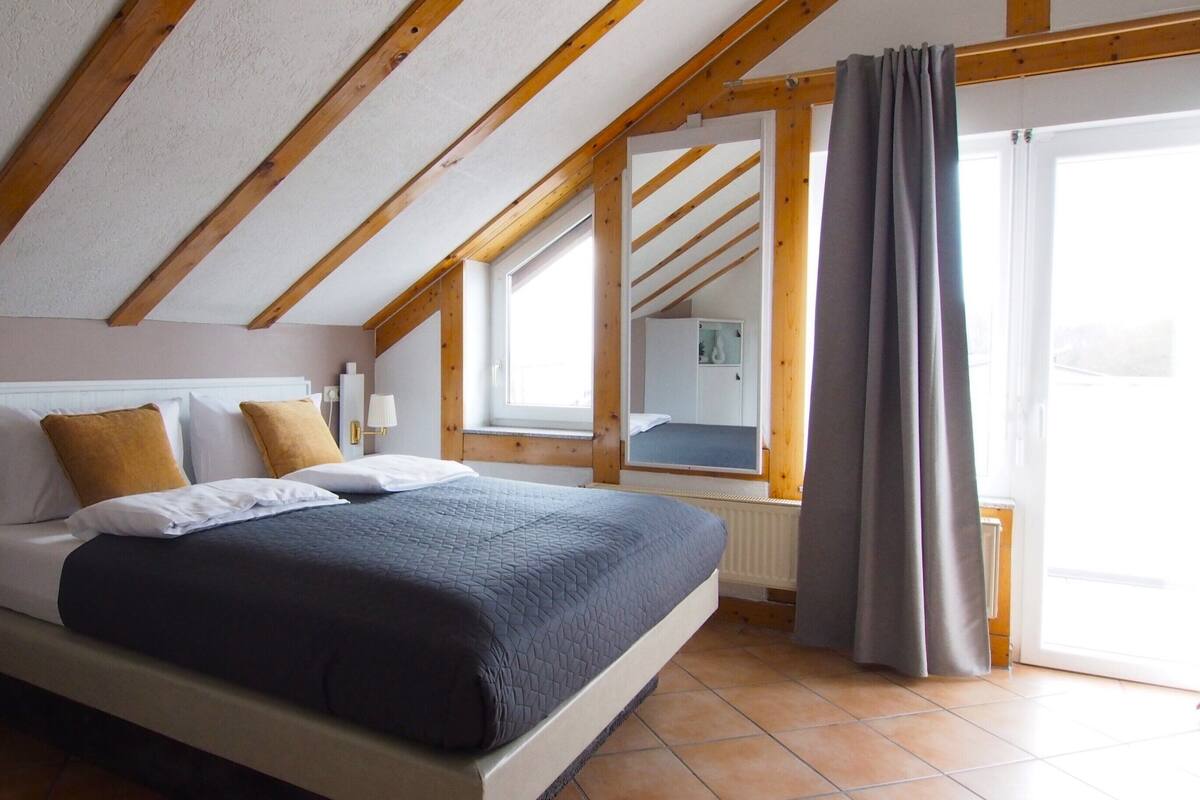 Quarto casal luxo, sacada | Roupas de cama premium, escrivaninha, espaço de trabalho para notebook