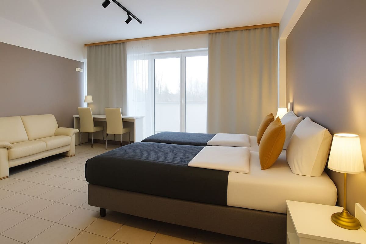 Quarto casal ou duplo superior, sacada | Roupas de cama premium, escrivaninha, espaço de trabalho para notebook