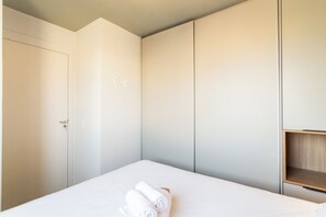 Apartamento | Cortinas blackout, ferros/tábuas de passar roupa, Wi-Fi de cortesia