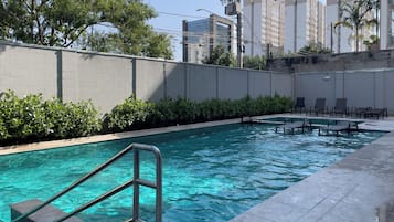 Piscina exterior, espreguiçadeiras