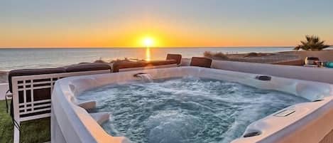 Casa, várias camas, acesso à piscina, vista para o oceano (Sunset Beach House) | Banheira de hidromassagem exterior